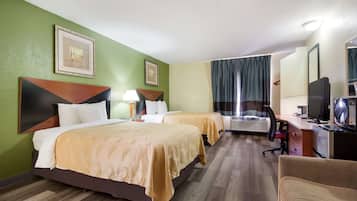 Quarto casal standard, 2 camas de casal, para fumantes | Escrivaninha, cortinas blackout, ferros/tábuas de passar roupa