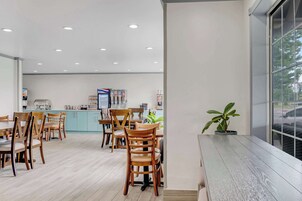 Café da manhã com buffet grátis todos os dias