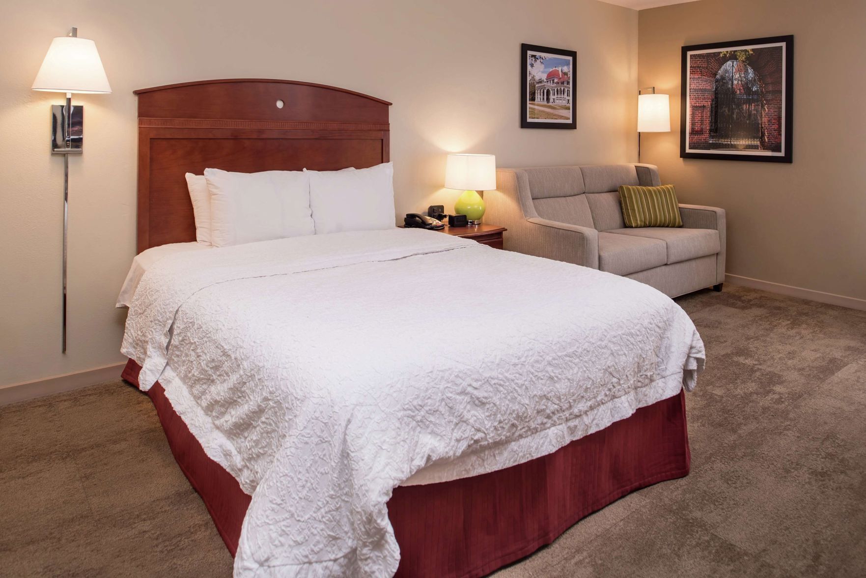 Roupas de cama premium, camas com colchões pillow-top, cortinas blackout