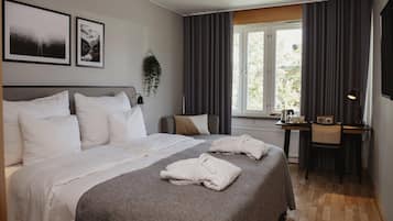 Quarto Superior, 1 cama de casal | Secretária, berços/camas para crianças, roupa de cama fornecida