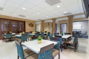 Café da manhã com buffet grátis todos os dias