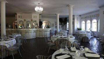 Pequenos-almoços servidos, cozinha caribenha, com vista para o jardim