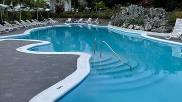 Piscina exterior, guarda-sóis