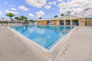 2 piscinas exteriores, da(s) 08:00 à(s) 22:00, espreguiçadeiras 