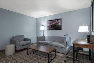 Suite Deluxe, 1 quarto, não fumadores (1 King Bed and Sofa Bed) | Roupa de alta qualidade, com mobília individualizada, secretária 