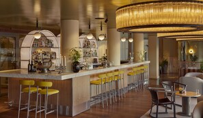 2 bares/lounges, este bar no lobby do hotel, este bar de cocktails 
