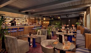 2 bares/lounges, este bar no lobby do hotel, este bar de cocktails 