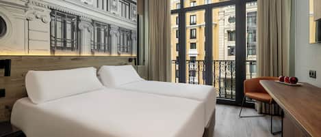 Roupa hipoalergénica, edredões de penas, minibar, cofre no quarto