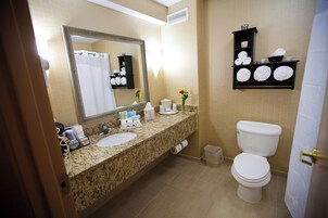 Secador de cabelo, toalhas de banho