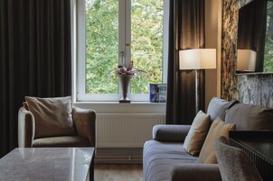 Quarto luxo, 1 cama Queen e sofá-cama, para não fumantes | Área de estar | TV de tela plana, brinquedos