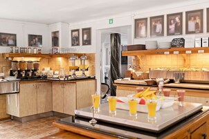 Café da manhã completo grátis todos os dias