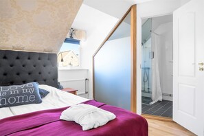 Quarto Duplo ou Twin Familiar (Sofa bed) | Casa de banho | Um polibã, artigos de higiene ecológicos, um secador de cabelo 