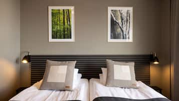 Quarto Duplo ou Twin Standard | Com decoração personalizada, com mobília individualizada, secretária