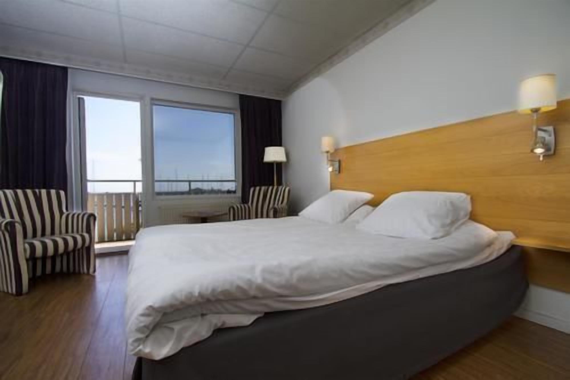 Minibar, cofre no quarto, secretária, ferro/tábua de engomar 