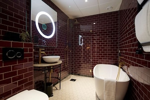 Suite, 1 cama king-size, não fumadores | Casa de banho | Um secador de cabelo, Piso aquecido (casa de banho), toalhas fornecidas