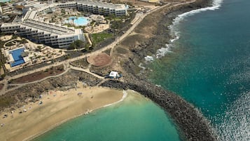 Na praia, praia de areia branca