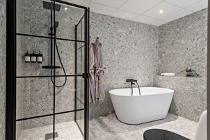 Suíte, 1 cama King, para não fumantes | Banheiro | Chuveiro, chuveiro com efeito de chuva, secador de cabelo 