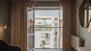 Quarto Superior | Secretária, cortinas/cortinados opacos, ferro/tábua de engomar