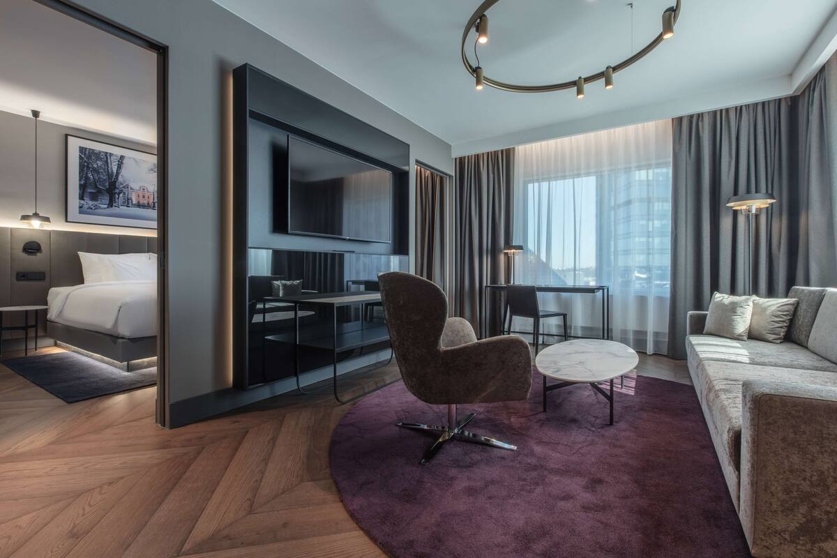 Roupa hipoalergénica, minibar, cofre no quarto, secretária 