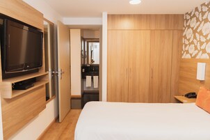 Premium Casal - 1 Cama Queen e 1 Sofá Cama, com sacada | 1 quarto, frigobar, cofres nos quartos, escrivaninha