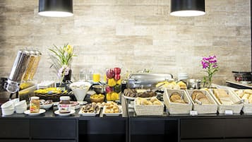 Pequeno-almoço tipo buffet diário incluído