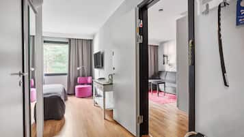 SuĂte, 1 cama King, para nĂŁo fumantes (with Sofabed) | 1 quarto, roupas de cama antialĂ©rgicas, cofres nos quartos, escrivaninha