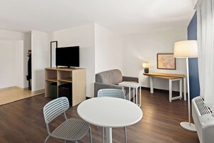 Room, 2 Queen Beds with Sofa Bed | Área de estar | TV de tela plana