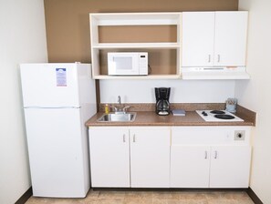 Um frigorífico, um micro-ondas, uma placa de cozinha 