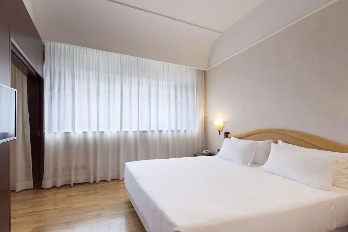 Edredons de pluma, frigobar, cofres nos quartos, escrivaninha