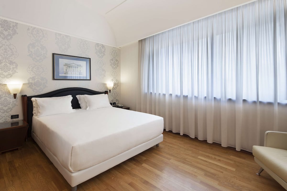 Edredons de pluma, frigobar, cofres nos quartos, escrivaninha