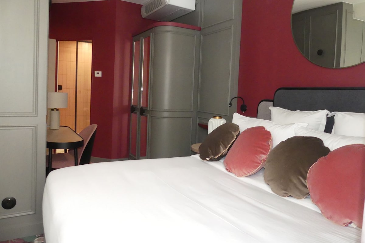 Roupa de alta qualidade, minibar, cofre no quarto, secretária 