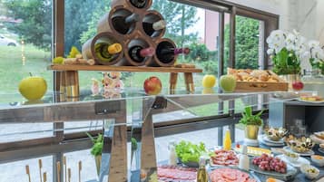 Café da manhã com buffet todos os dias (EUR 15 por pessoa)