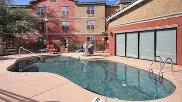 Piscina exterior, da(s) 7:00 à(s) 22:00, guarda-sóis