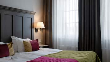 Quarto superior | Frigobar, cofres nos quartos, escrivaninha, cortinas blackout