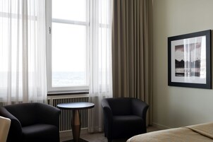 Deluxe Executive Room | Minibar, cofre no quarto, secretária, cortinas/cortinados opacos 