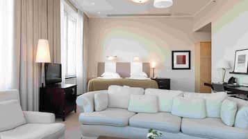 Frigobar, cofres nos quartos, escrivaninha, cortinas blackout