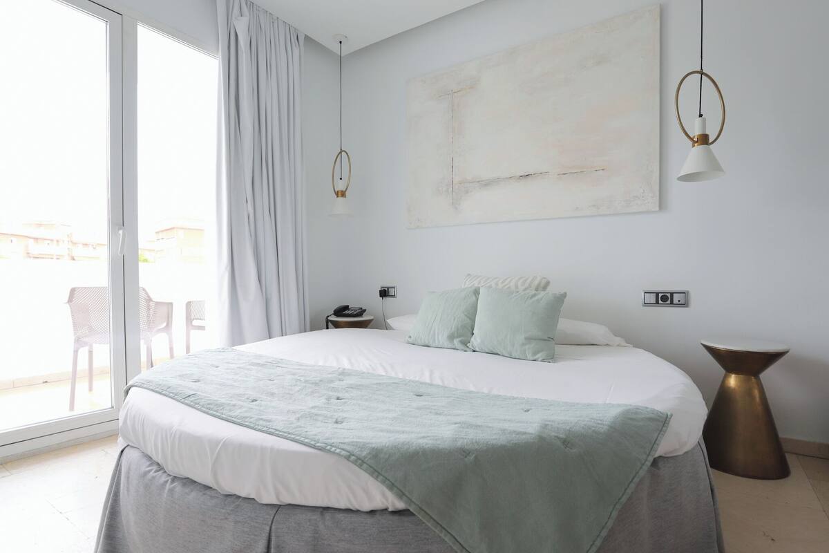 Quarto Romântico | Cofre no quarto, secretária 