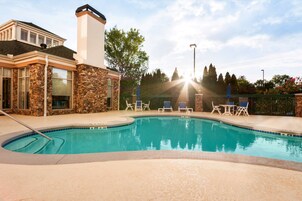 Piscina externa sazonal, funciona das 8h às 22h, guarda-sóis