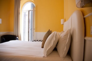 Roupas de cama premium, camas com colchões pillow-top, escrivaninha