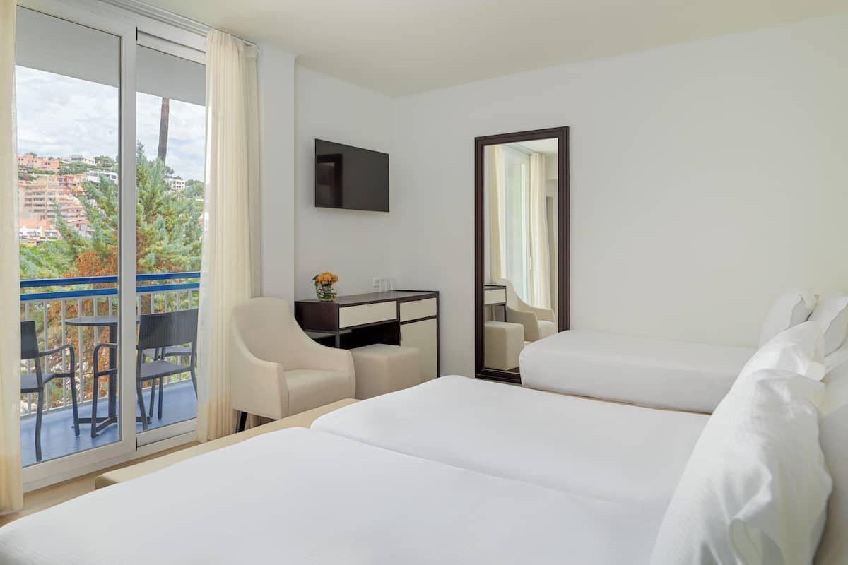 Quarto Triplo Standard | Minibar, cofre no quarto, secretária, cortinas/cortinados opacos