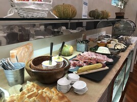 Café da manhã com buffet grátis todos os dias