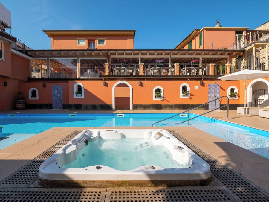 Piscina externa, funciona das 9h às 19h, guarda-sóis, espreguiçadeiras