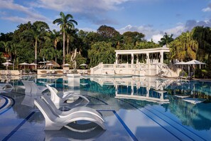 7 piscinas exteriores, toldos (sobretaxa), guarda-sóis 