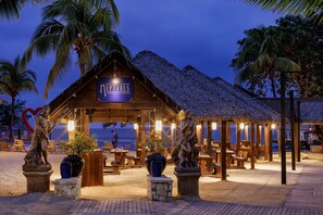 16 restaurantes, pequenos-almoços servidos, cozinha internacional 