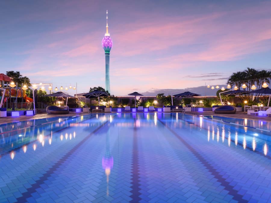 Piscina externa, guarda-sóis