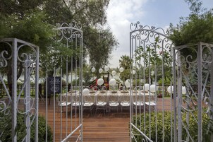 Serviço de café da manhã, almoço, jantar; vistas para o jardim