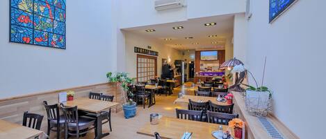 Pequeno-almoço tipo buffet diário (12.50 EUR por pessoa)