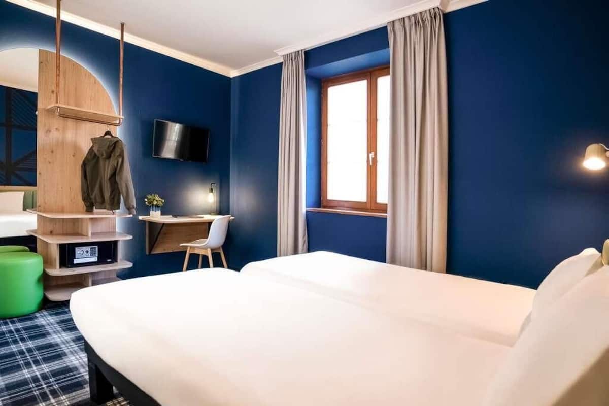 Quarto standard, 2 camas de solteiro | Frigobar, cofres nos quartos, escrivaninha, quartos à prova de som