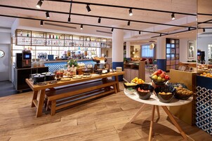 Café da manhã com buffet todos os dias mediante uma taxa