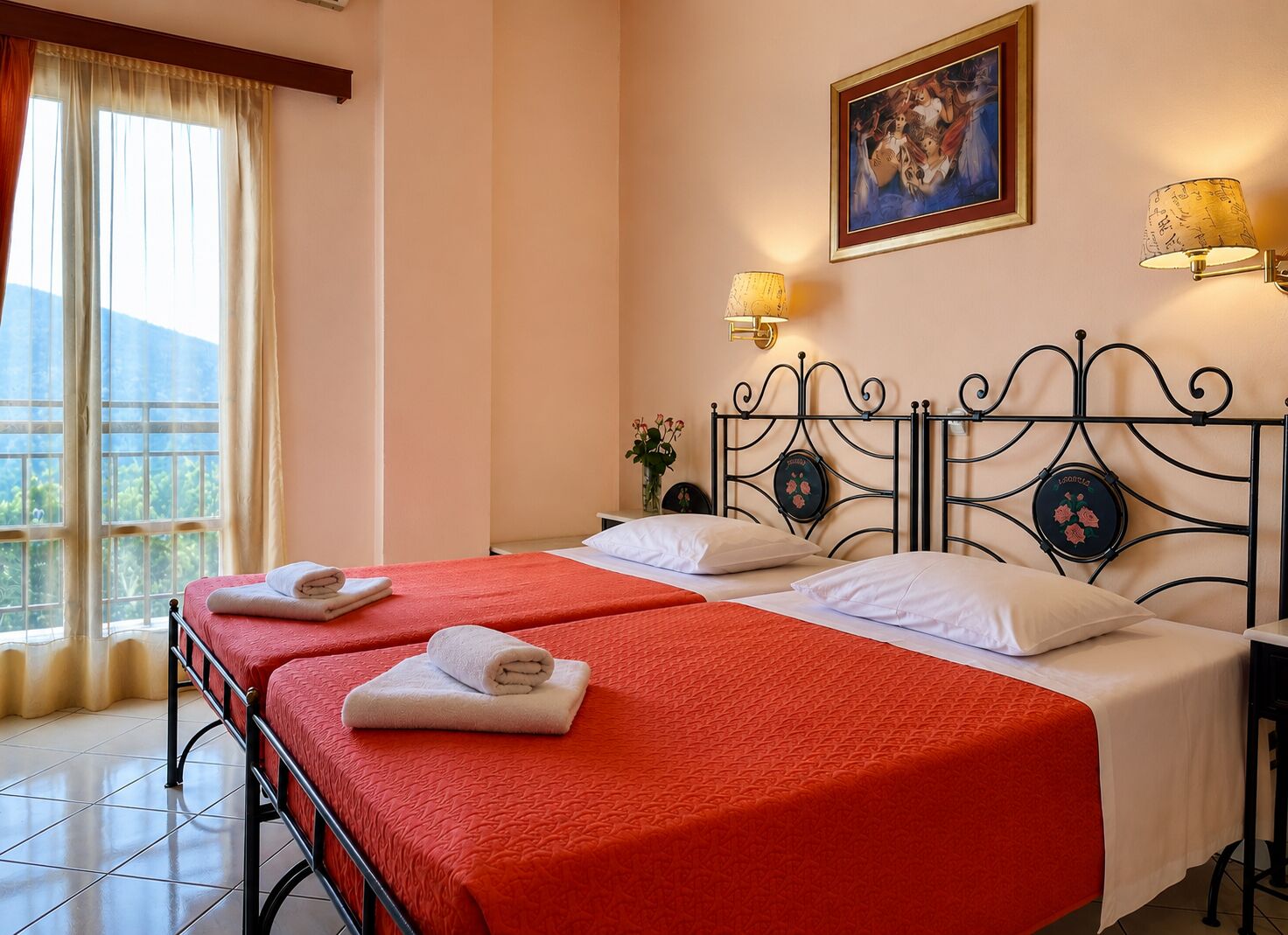 Quarto de hotel com duas camas, uma janela grande com cortinas, um quadro na parede e duas luminárias de parede.